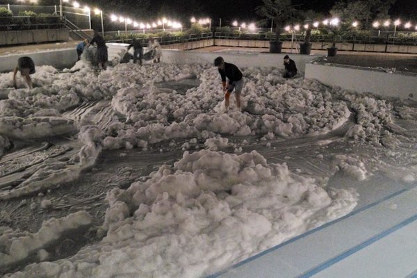Schule Obersiggenthal: Schaumparty der Oberstufe im Schwimmbad