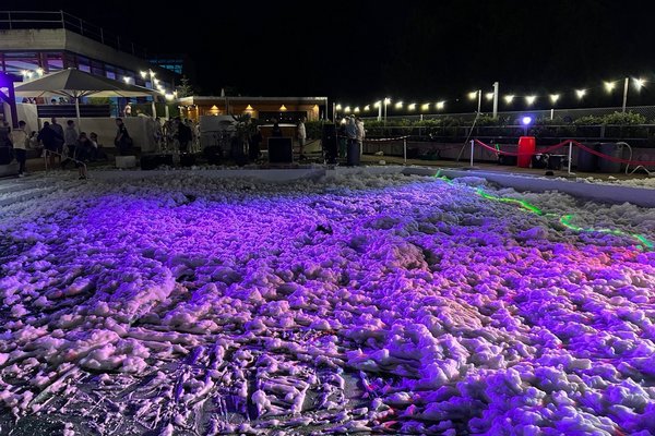 Schule Obersiggenthal: Schaumparty der Oberstufe im Schwimmbad